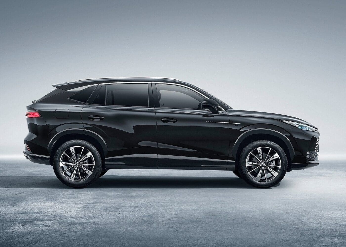Nowy MG HS 2025 - hybrydowy SUV MG 300 KM