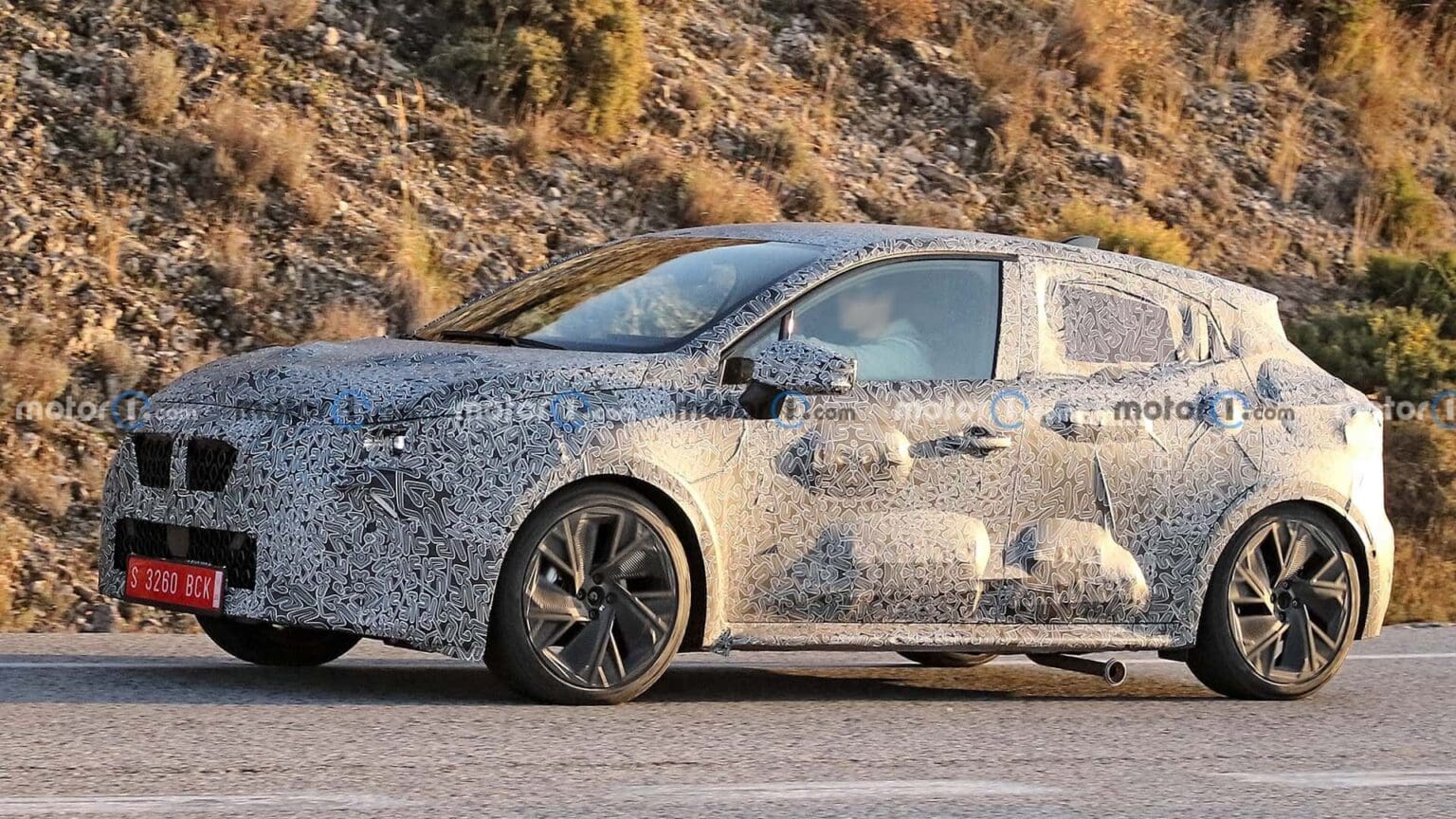 Renault Clio nowej generacji 2026 na zdjęciach szpiegowskich