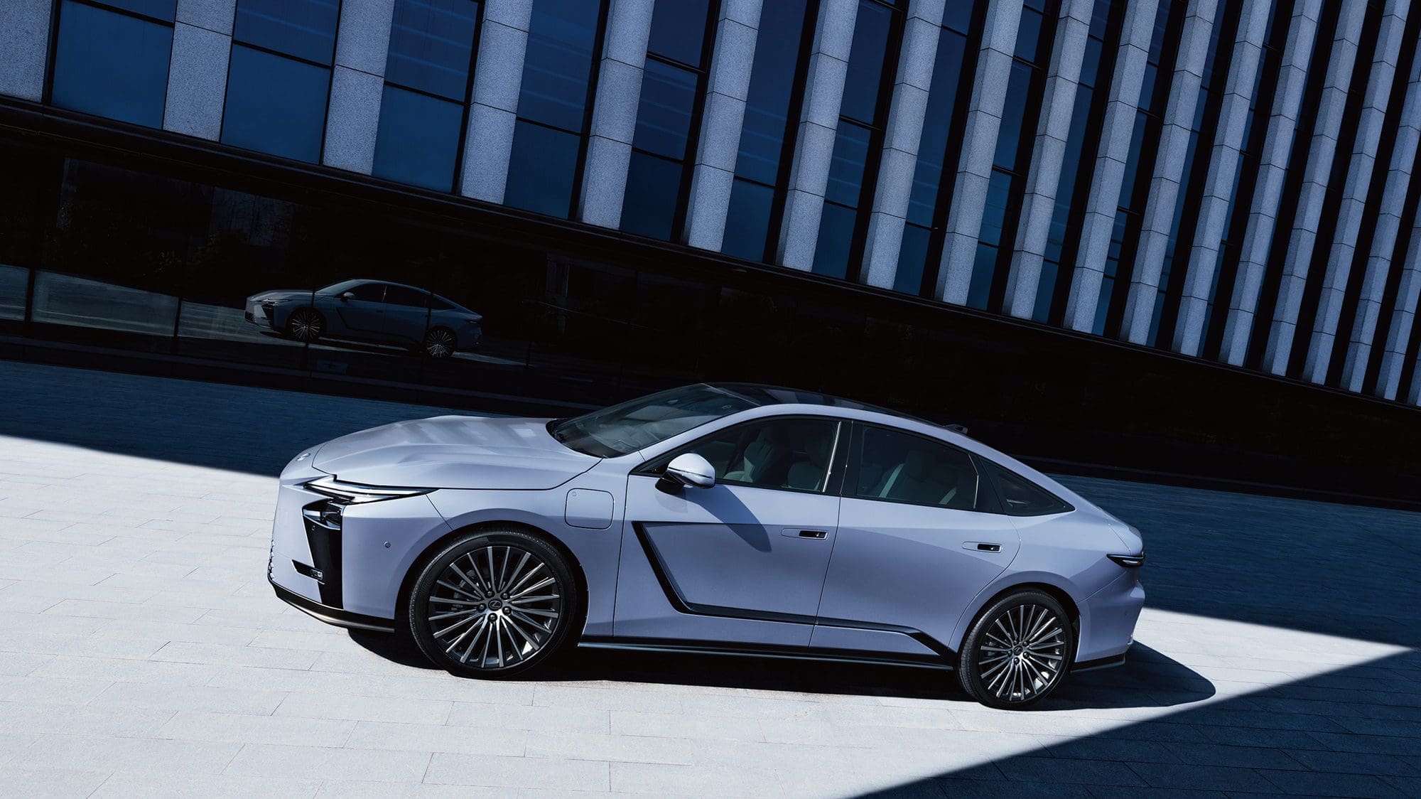 Nowy Lexus ES 2026. Elektryczny i hybrydowy sedan nowej gen.