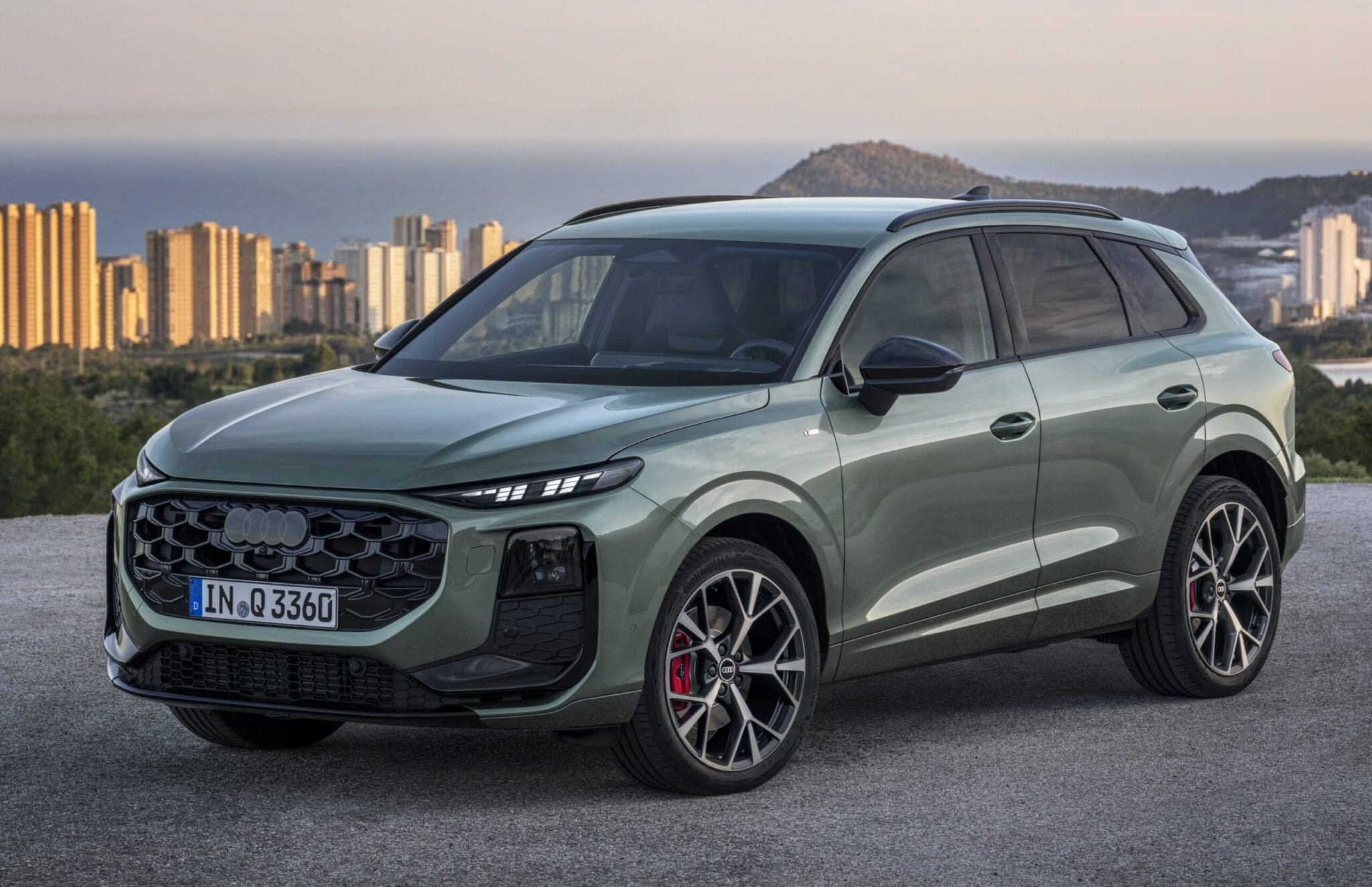 Nowe Audi Q3 2026, hybrydowy SUV plug-in, nowe wnętrze
