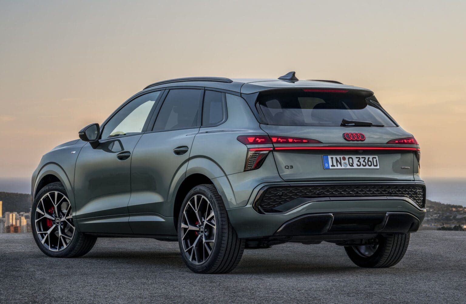 Nowe Audi Q3 2026, hybrydowy SUV plug-in, nowe wnętrze