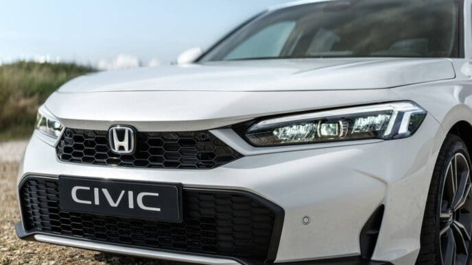 Nowa Honda Civic eHEV 2025 jako hybrydowy hatchback, cenna